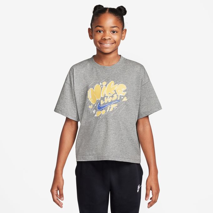 軽量のコットン素材を使用した、ゆったりとしたフィット感のTシャツ。 柔らかく快適な着心地です。 ■カラー：063(ダークグレーヘザー) ■サイズ：130、140、150、160 ■原産国：中国 ■素材：本体/綿 100% ■着用感：ルーズフ...