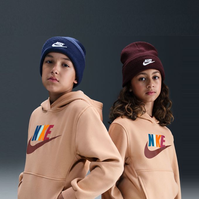 クラブフリースは、学年を通して走ったり、ジャンプしたり、笑ったりするためのマストアイテム。 外側は滑らかで、内側は柔らかい起毛加工。少しだけ暖かさをプラスしたい時に重ね着しやすい軽量フリース。 快適な着心地のプルオーバーで、寒い日も快適に過...