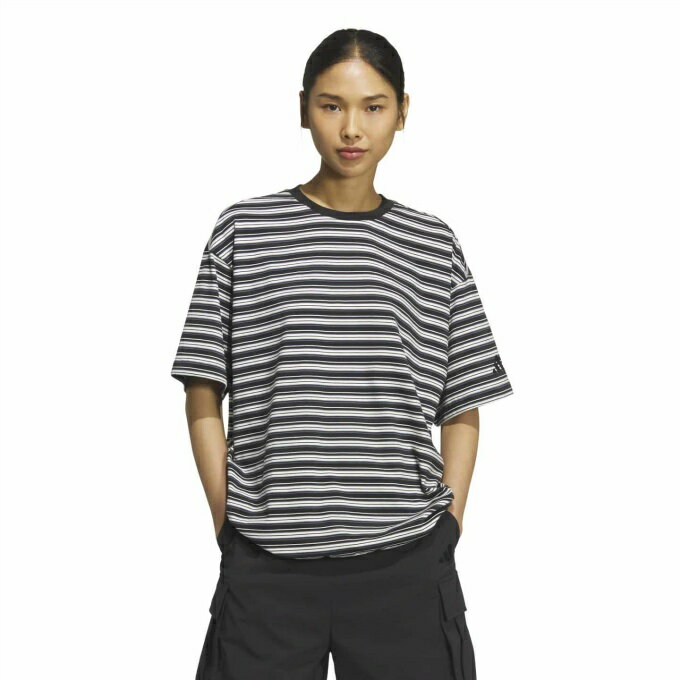 ニット構造で快適でリラックスした着心地のオーバーサイズTシャツ。 スタジアム クローム オーバーサイズフィット マルチストライプ 半袖Tシャツは、毎日のアウトフィットに新鮮なひねりを加える。 オーバーサイズフィットはリラックスしたシルエット...