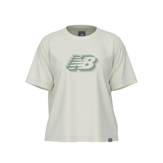日本人の体型に合わせて開発されたトレーニング向けロゴグラフィックTシャツ。コットンライクなポリエステル100%素材を使用し、リラックスフィットのボックスシルエットが、レギンスやパンツとの相性抜群。吸汗速乾性に優れたNB Dryがドライな着心...