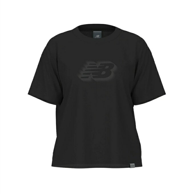 日本人の体型に合わせて開発されたトレーニング向けロゴグラフィックTシャツ。コットンライクなポリエステル100%素材を使用し、リラックスフィットのボックスシルエットが、レギンスやパンツとの相性抜群。吸汗速乾性に優れたNB Dryがドライな着心...