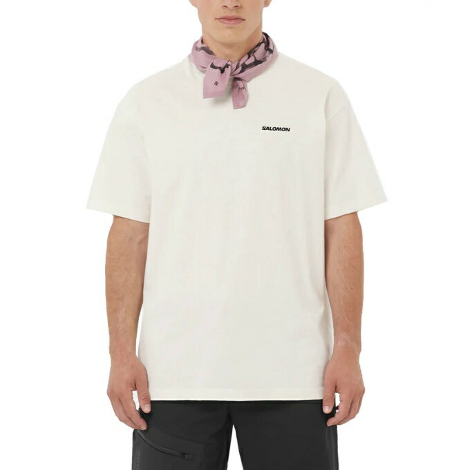 Salomon ロゴを配した、ゆったりしたフィット感の　Salomon Logo T シャツ。通気性に優れた心地よい肌ざわりの柔らかなオーガニックコットンを使用しています。 ■カラー：WHISPER WH(WHISPER WHITE) ■サ...