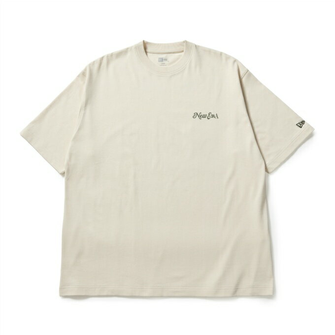 背面にニューエラの歴代ロゴやタグラインを配したアーカイブデザイン。 ■カラー：クリーム ■サイズ：M、L、XL ■素材：綿 ■原産国：中国 ■特徴： ・定番のオーバーサイズフィットをベースに、袖周りや着丈を調整したアップデートシルエット。 ...