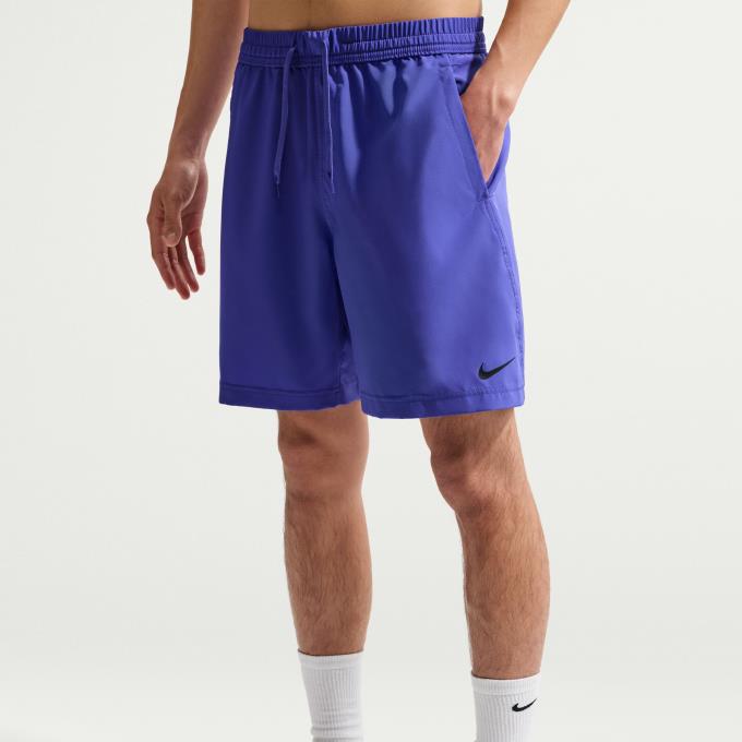 メンズ 18cm バーサタイル ショートパンツ ランニング、トレーニング、ヨガに適したデザインのショートパンツ。 エクササイズルーティンを一新したいときにぴったりです。速乾性に優れたフォーム ショートパンツは、滑らかな肌触りとミニマルなフィ...