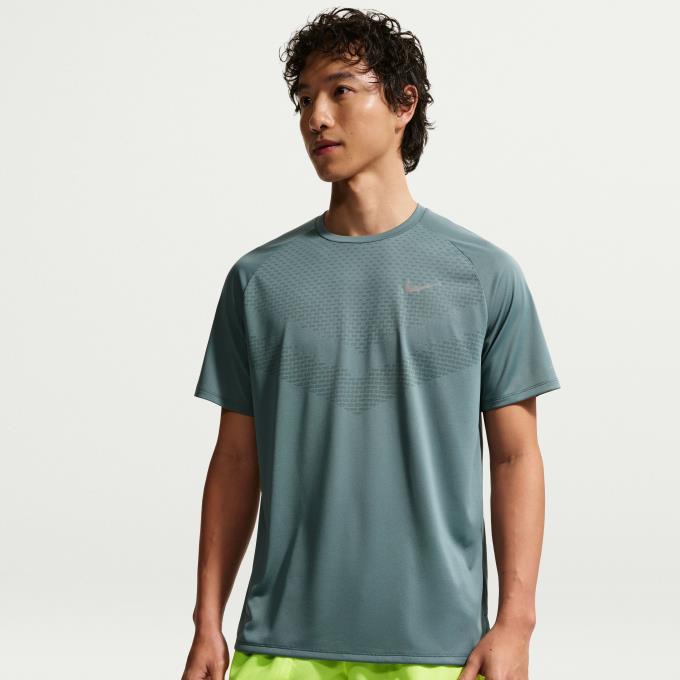メンズ Dri-FIT ADV ショートスリーブ ランニングトップ ランナーの意見を取り入れ、ナイキ ストライドのマストアイテムを機能性に重点を置いて一新しました。 摩擦による不快感を軽減し、通気性を高めた軽量トップス。自分のペースに集中で...