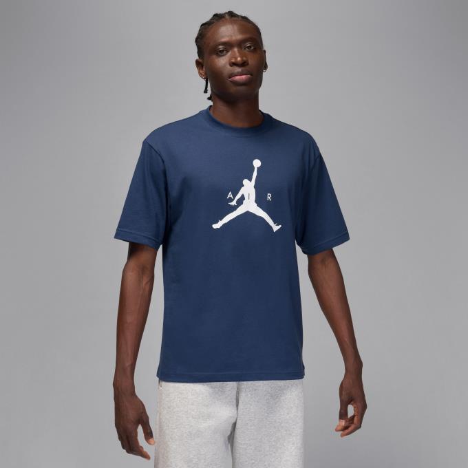 クラシックに勝るものはありません。 快適なコットン素材を使用したこのTシャツは、伝統的なジョーダンのグラフィックを中央に配し、毎日の着用に最適なスタイルに仕上げています。 ■カラー：MDNT NAVY(410/ミッドナイトネイビー/ホワイト...