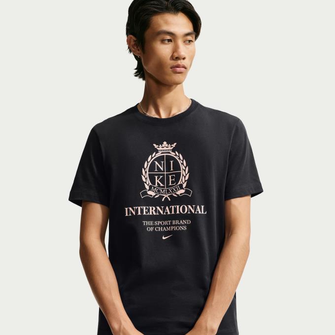 王道の一枚に勝るものはありません。 このTシャツはボディにゆとりを持たせたリラックスフィットで、重ね着も簡単。軽量のコットン素材がソフトで快適な肌触りを提供し、日常のあらゆるシーンで活躍します。 ■カラー：010(ブラック) ■サイズ：S、...