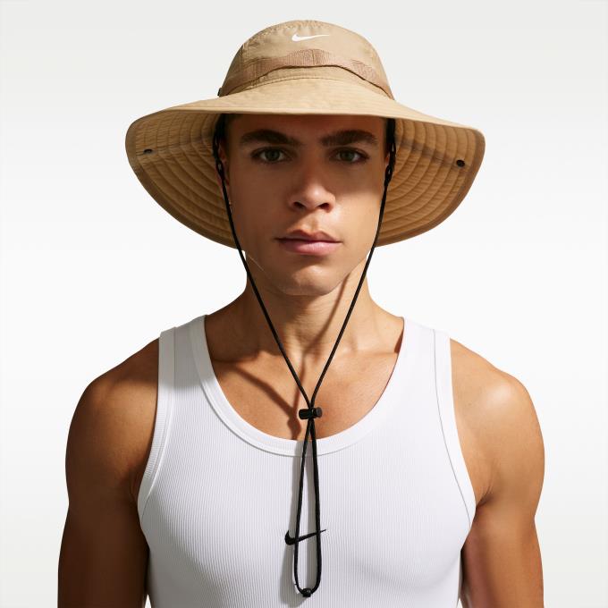 Dri-FIT バケットハット 幅広のつばが、顔や首周りに360度のシェード（日陰）を提供する中深シルエットのバケットハット。Nike Dri-FITテクノロジーが肌から汗を逃がしてすばやく蒸発させ、さらりと快適な状態をキープします。 ■カ...
