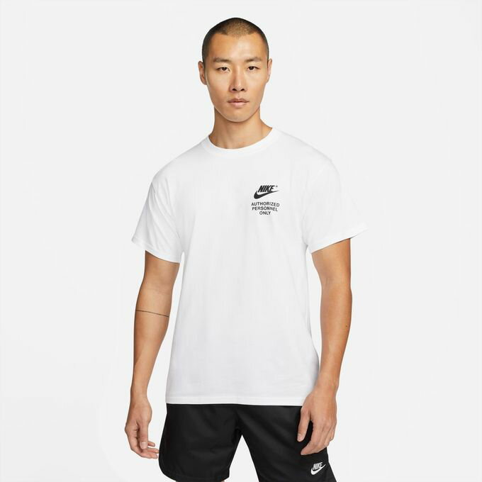 ナイキ スポーツウェア Tシャツは、厚手のコットンジャージーとMax90のシルエットにより、特別な構造とデザインを実現。 NBAのプレーヤーとスタッフのためにデザインされた入手困難なアパレルをイメージしたプリントディテールをあしらっています...