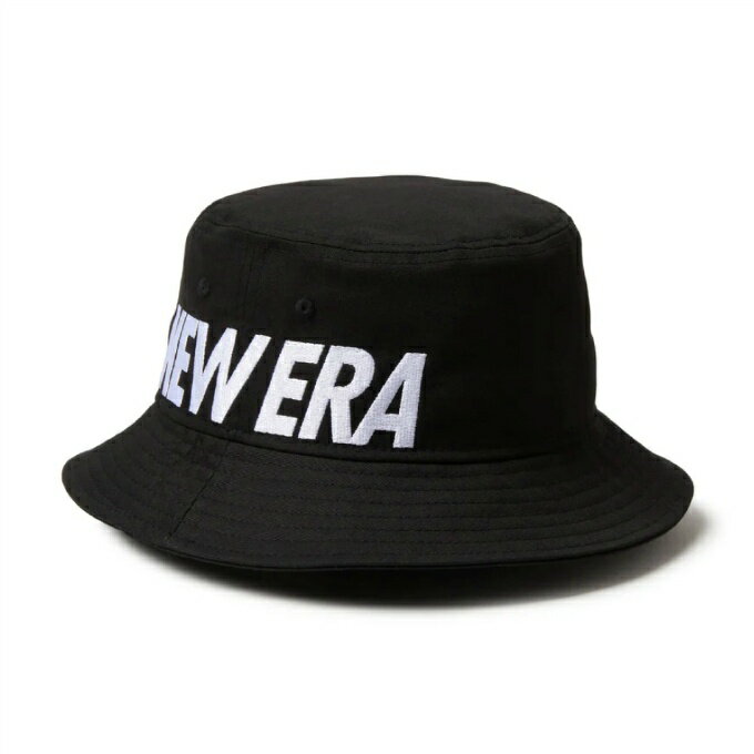 ブランドネームをライトサイドに大きく配したコレクション。ベーシックモデルに加え、オールドイングリッシュフォントを採用したモデルがラインナップ。 シルエットはバケツをひっくり返したようなシルエットが特徴のバケットハット。ブリム（つば）が下向き...