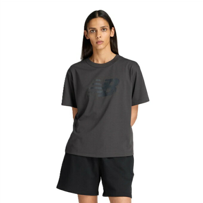 コットンライクな手触りのポリエステル100%素材のショートスリーブTシャツ。オーバーサイズのゆったりとしたボックスシルエットが、細身のボトムとの相性抜群。フロントのかすれた風合いのNBロゴプリントと、左裾のピスネームタグがデザインのアクセン...