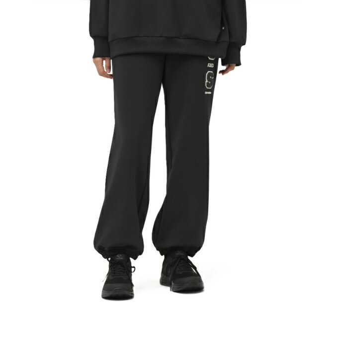 ポリエステル100%の裏毛生地を使用した裏毛スウェットアイテム 左脇部分にフェルトと刺繍のロゴを組み合わせている 裾は絞ったシルエットで、すっきりとしたシルエットの印象に仕上げている ■カラー：BK ■サイズ： S ( ウエスト/65-93...