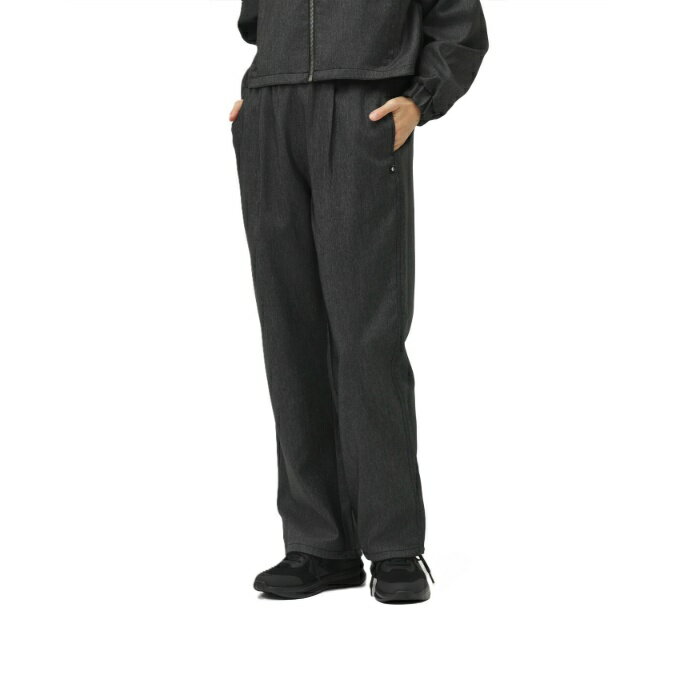 撥水機能、ストレッチ性のあるポリエステル素材を使用したロングパンツアイテム デニムライクな素材を使用し、ステッチやデザインでデニムデザインを表現 ウエスト部分は総ゴム仕様 前部分にタックを入れ、身体のラインを綺麗に見せるシルエット 後ろヒッ...