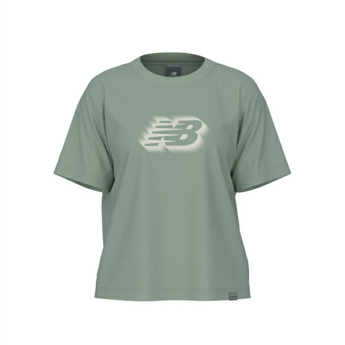 日本人の体型に合わせて開発されたトレーニング向けロゴグラフィックTシャツ。コットンライクなポリエステル100%素材を使用し、リラックスフィットのボックスシルエットが、レギンスやパンツとの相性抜群。吸汗速乾性に優れたNB Dryがドライな着心...