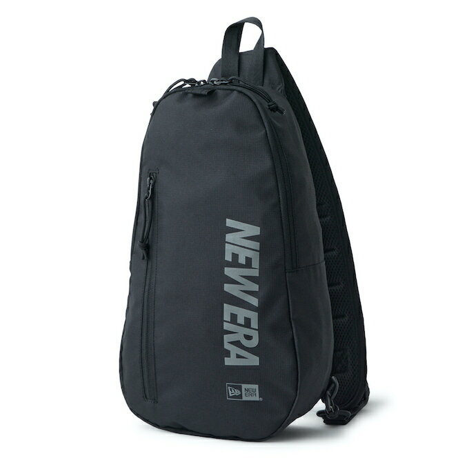 利便性を考慮したニューエラならではの機能を随所に配備した、デイリーからアウトドアまで、様々なシーンで活躍するシンプルなデザインのボディバッグ。 ■カラー：ブラック ■サイズ：One Size ( 高さ/約410mm、幅/約220mm、奥行/...