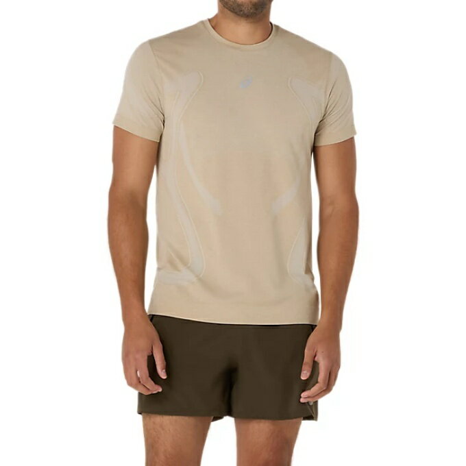 なめらかで快適な着用感とACTIBREEZEによる優れた通気性が特長 アシックスアパレルのポピュラーなシリーズ、ROAD SERIES。 そのうちのひとつ、このROADランニングシームレス半袖シャツは、やわらかくなめらかで快適な着用感が特長...