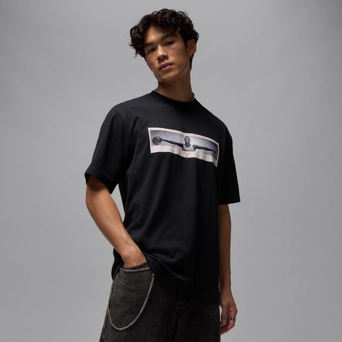 この快適なコットンTシャツを着て、翼を広げ、高く飛ぼう。 適度なボリュームのコットン素材を使用した定番のTシャツ。おなじみの快適な着心地です。 ■カラー：BLACK/(WH/010/ブラック/(ホワイト)) ■サイズ：L(US-M)、XL(...