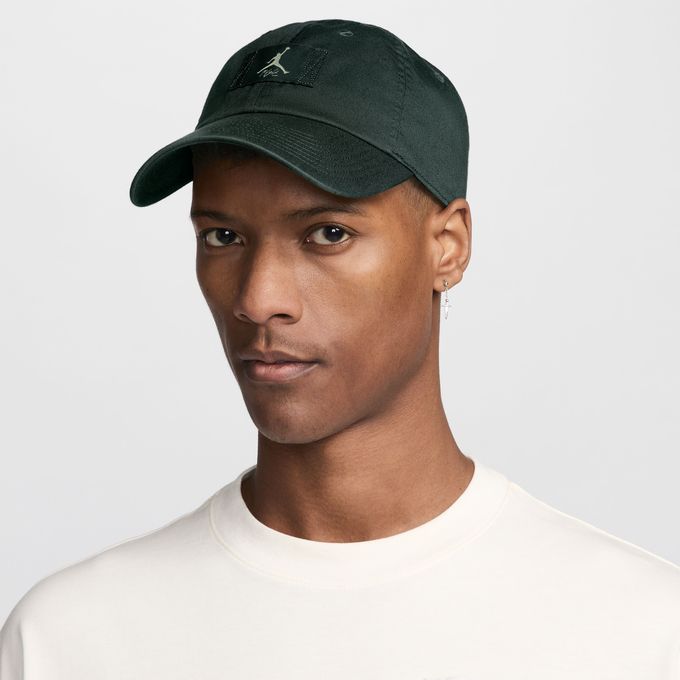 アジャスタブル キャップ ダッドキャップスタイルで、お気に入りのブランドをみんなにアピールしよう。 クラウンにあしらった定番のJumpmanロゴが、Jordanスピリットをアピールします。 ■カラー：MDNT GR/JD(316/ミッドナイ...