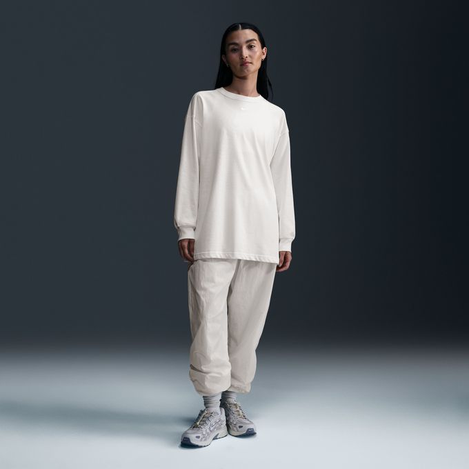 ドロップショルダーで厚手のコットン素材を使用した、ゆったりとした大きめのシルエットのこのTシャツは、あなたの新しい定番になるかもしれません。 ■カラー：133(セイル) ■サイズ：S、M、L、XL ■素材：本体/綿 100% ■着用感：オー...