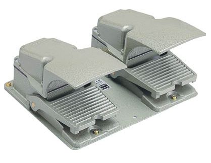 ＜仕様＞ ●中央ヒンジ型 ●容器保護等級:IP54 ●耐電圧300V コード ●接点:各側1c ●連数:2連 ●動作特性:モーメンタリー ●電気定格:6A-250VAC ●付属VCTFコード:オプション ●質量(kg):2.8 ＜特長＞ ●...