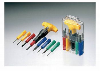 ＜仕様＞ ●ドライバー脱着式グリップ付 ●セット内容:ラチェットハンドル、ドライバー[[(+)]]0、1、2、[[(-)]]1.8、2.5、5、6、キリ ＜特長＞ ●ハンドルを握り直さず手首の反復動作だけでねじ回しができるラチェット機構付で...