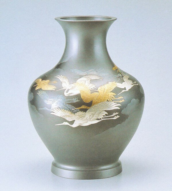 高岡銅器の銅製花瓶 大寿形 千羽鶴13号 作者 山本秀峰(彫金・物故)伝統工芸士 略歴 昭和6年から7年間に亘り、坂田七太郎氏に師事し彫金に関する技術を修得、戦時中は一時中断したが戦後いちはやく独立自営、現在に至る。特に肉彫、肉象嵌技法の花...