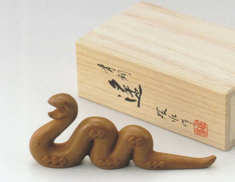 高岡銅器の干支 巳の置物 はるか 作者 環水 材質 鋳銅製 寸法 本体：幅12.5×奥行2×高5.5cm 特典 桐箱入り 高岡銅器とは 芸術と文化を凝縮した美術工芸品「高岡銅器」。名匠の情熱によって吹き込まれた魂と、特有の風合い。四世紀とい...