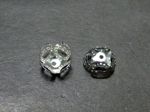 ※画像と同品質のものをお送りします。 オリジナルアクセサリー作りに是非どうぞ〜〜（m−m） 座金のみの販売です。 3枚目画像は10mm玉を使用しています。 100個入り（1〜4個の数量の誤差、不良はご了承ください） 素材 メタル海外製 サイ...