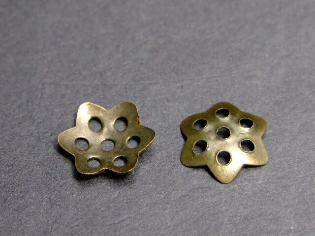 ※画像と同品質のものをお送りします。 オリジナルアクセサリー作りに是非どうぞ〜〜（m−m） 座金のみの販売です。 3枚目画像は12mm玉を使用しています。 100個入り（1〜4個の数量の誤差、不良はご了承ください） 素材 メタル海外製 サイ...