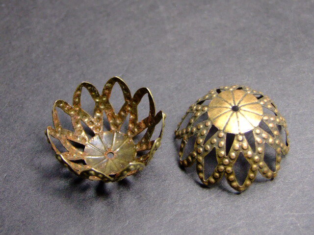 ※画像と同品質のものをお送りします。 オリジナルアクセサリー作りに是非どうぞ〜〜（m−m） 座金のみの販売です。 3枚目画像は20mm玉を使用しています。 素材 メタル海外製 サイズ 約：18mm・±0.5mm ※多少の誤差はご了承下さい。 　　