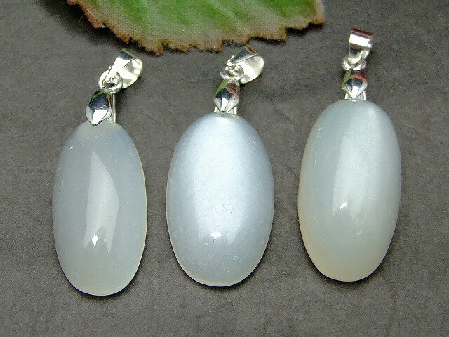 ※画像と同品質のものをお送りします。 オリジナルアクセサリー作りに是非どうぞ〜〜（m−m） 素材 天然:ムーンストーン サイズ 約：重さg　玉径21mm〜24mm×11mm〜17mm・±1mm 1個売り 　※ 多少の誤差はご了承下さい。神秘...