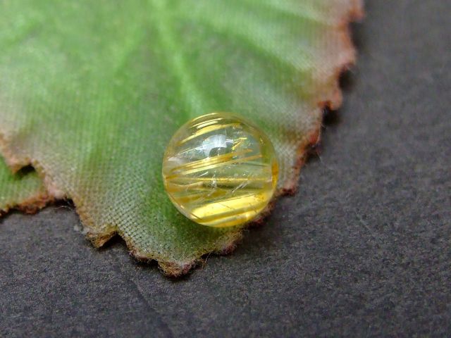 ※画像のものをお送りします。 オリジナルアクセサリー作りに是非どうぞ〜〜（m−m） 素材 天然：ルチル サイズ・重さ 約：重さg　玉径7mm・±0.5mm　1粒売り 　※ 多少の誤差はご了承下さい。黄金色の人生を与える金運の石 日本名『針水...