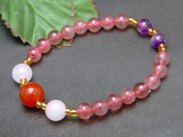 ※画像と同品質のものをお送りします。 オリジナルアクセサリー作りに是非どうぞ〜〜（m−m） ポーチに入れた状態で発送いたしますので、そのままプレゼントとしてご利用頂けます。 素材 天然石：ストロベリークォーツ アメジスト ローズクォーツ 赤...