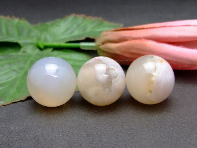 ※画像と同品質のものをお送りします。 オリジナルアクセサリー作りに是非どうぞ〜〜（m−m） ※新品ですが、へこみ 傷など見られる為、わけあり商品として格安にご提供しております。 ご了承の上ご購入くださいませ。 素材 天然石 サイズ 約：重さ...