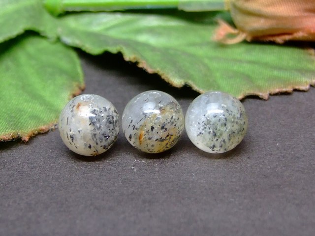 ※画像と同品質のものをお送りします。 オリジナルアクセサリー作りに是非どうぞ〜〜（m−m） 素材 天然 サイズ 約：重さg　玉径9mm・±0.5mm　1粒売り 　※ 多少の誤差はご了承下さい。潜在能力を開花させる石 水晶の中に複数の鉱物が内...