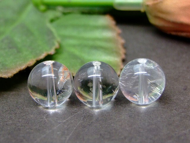 ※画像と同品質のものをお送りします。 オリジナルアクセサリー作りに是非どうぞ〜〜（m−m） 素材 天然：水晶 鉱物入り サイズ・重さ 約：重さg　玉径10mm・±0.5mm　1粒売り 　※ 多少の誤差はご了承下さい。