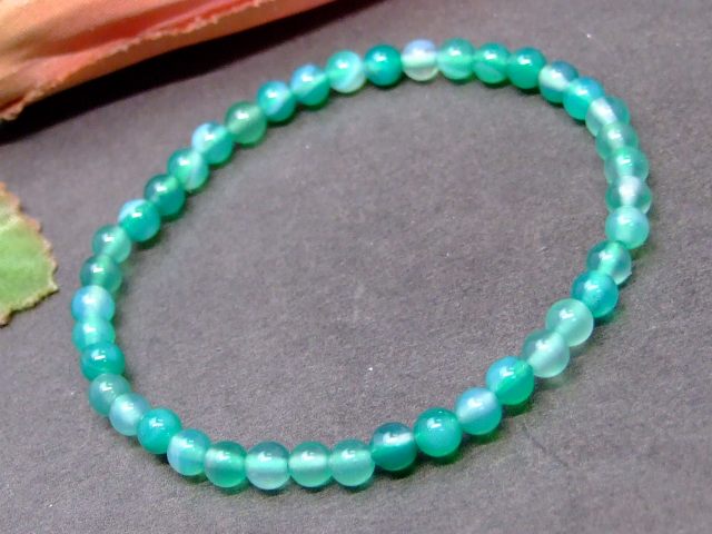 ※画像と同品質のものをお送りします。 オリジナルアクセサリー作りに是非どうぞ〜〜（m−m） 素材 天然石 サイズ 約：重さ4g　玉径4mm・±0.5mm　(ゴムは伸縮可) 　※ 多少の誤差はご了承下さい。結びつきを強め、グループなどのまとま...