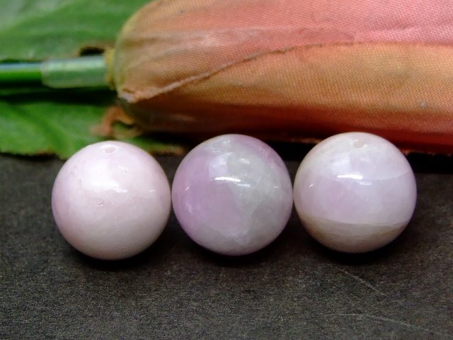 ※画像と同品質のものをお送りします。 オリジナルアクセサリー作りに是非どうぞ〜〜（m−m） 素材 天然 サイズ・重さ 約：重さg　玉径13mm・±0.5mm　1粒売り ※ 多少の誤差はご了承下さい。無条件の愛、真実の愛へと導く石 見返りを求...