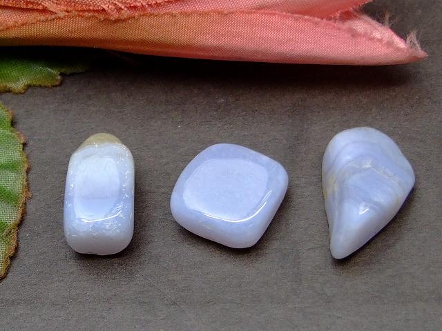 ※画像と同品質のものをお送りします。 オリジナルアクセサリー作りに是非どうぞ〜〜（m−m） 色や大きさなど、お選びいただけませんので予めご了承ください。 素材 天然 サイズ・重さ 約：重さg　玉径10mm×10mm〜10mm×21mm・±1...