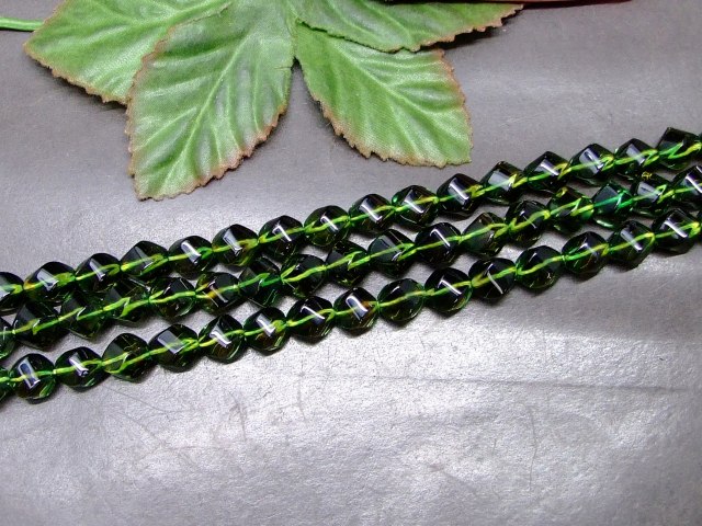 ※画像と同品質のものをお送りします。 オリジナルアクセサリー作りに是非どうぞ〜〜（m−m） 素材 人工石: 熱処理 サイズ 約：重さ39g　玉径10mm×8mm・±0.5mm　1連39cm前後 　 　※ 多少の誤差はご了承下さい。