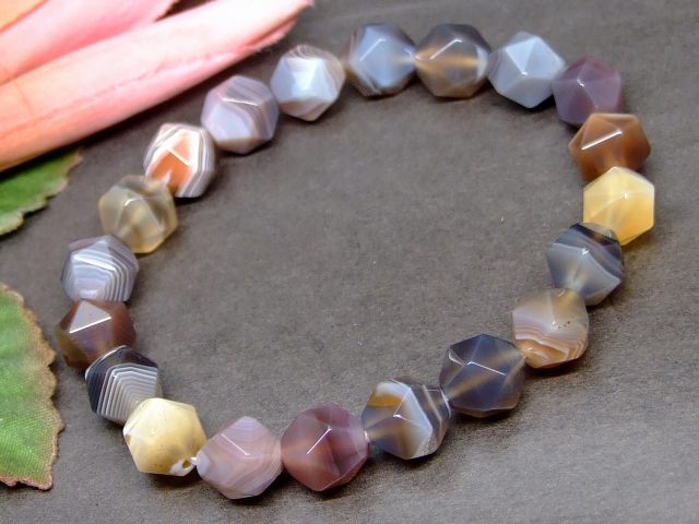 ※画像と同品質のものをお送りします。 オリジナルアクセサリー作りに是非どうぞ〜〜（m−m） 素材 天然石 サイズ 約：玉径10mm・±0.5mm　(ゴムは伸縮可) 　※ 多少の誤差はご了承下さい。結びつきを強め、グループなどのまとまりを強く...