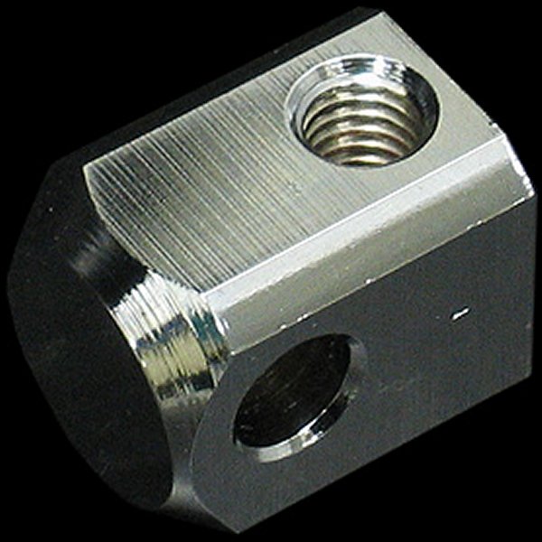 縦:30mm 横:22mm高さ:25mm ネジ穴:3/8-16素材:スチールネオファクトリー製5-3/4インチヘッドライトに取り付け出来るヘッドライトブロックです。今までのブロックだと加工が大変！という場合にご使用ください。ソフテイルにボル...