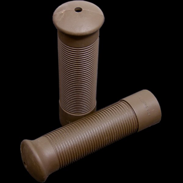 1インチバーを使用する殆どのハーレー全長:約140mm 握り部分外径:約35mm最大外径:約41mm 内径:1インチ用インナーは別売りです。純正のグリップに比べ全長が大幅に長くなりますので、必要に応じてカットするなど、長さを調整してお使い下...