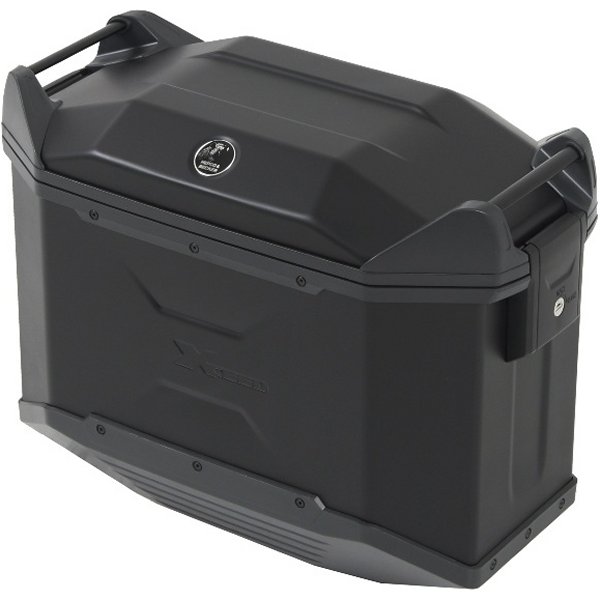 素材：アルミ＋強化プラスチック色：ブラックサイズ：H:380xW:500xD:270（mm）XCEED サイドケース 38L 左側のみ車輌装着にはサイドキャリアが必要です。※ハンドメイド組立による初期傷、製造痕がある場合があります。6102...