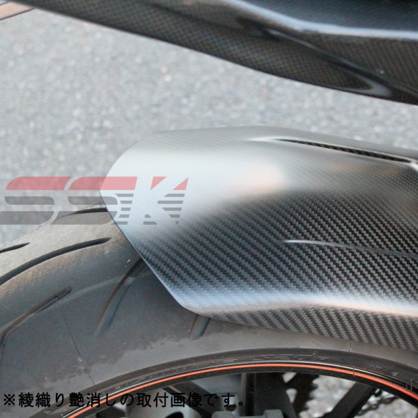 スピードラ SPEEDRA リアフェンダー ロングタイプ14年以降 ヤマハ MT-0915年以降 ヤマハ MT-09 TRACERヤマハ XSR900カラー:平織艶あり【仕様説明】航空機などにも使われているプリプレグ(炭素繊維に樹脂を含浸さ...