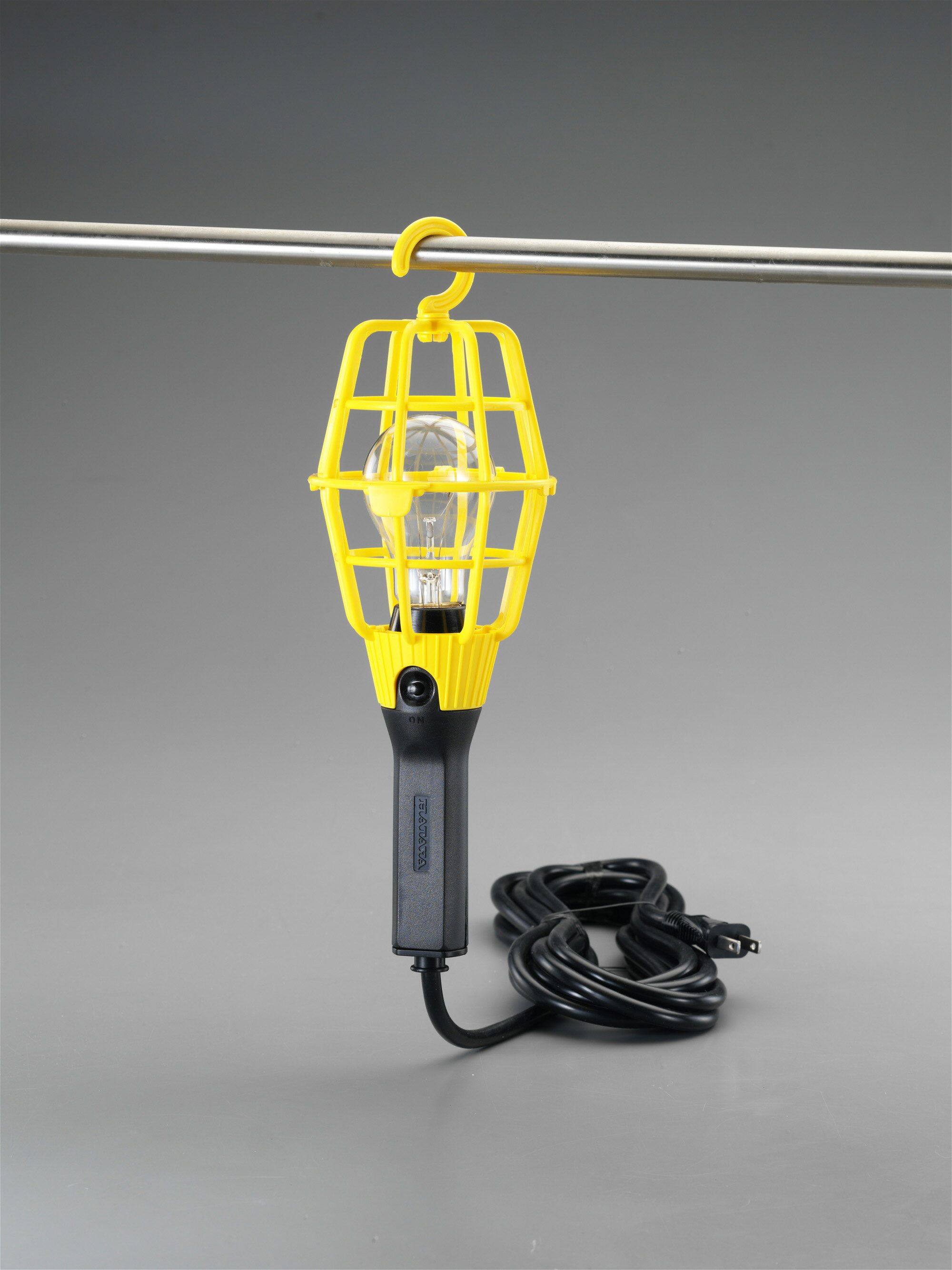 ●電源…AC100V●電球…TD型60W耐震電球●明るさ…790ルーメン●全長…338mm●電線仕様…VCT、0.75mm2×2心●コード長…5m●重量…640g手元スイッチ付360°照射式。グリップは絶縁性に優れ、丈夫な熱硬化性樹脂を採用...