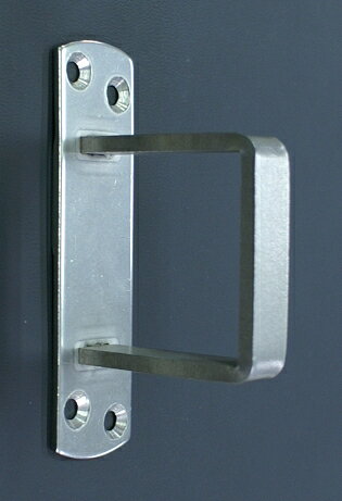 材質：ステンレスSUS304仕上：バレル研磨貫抜部分板厚：4mm貫抜部分板幅：12.5mm座部分板厚：2.4mm座部分板幅：25mmねじ穴：φ4皿モミAサイズ：93mmBサイズ：42mm用途：角材などを通して簡易な錠として使用します。000...