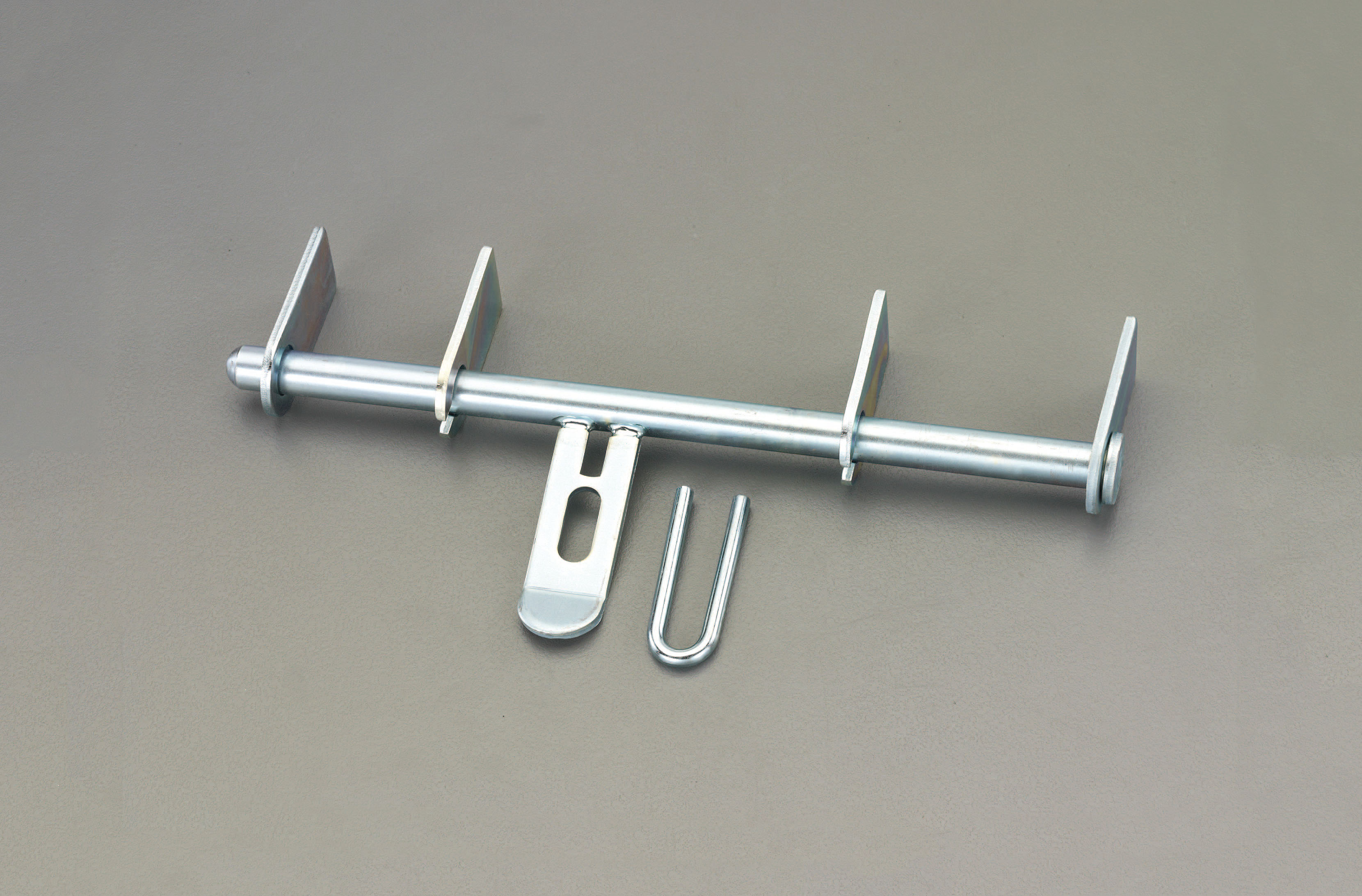 材質：鉄仕上：ユニクロメッキ仕上全長：600mm丸棒径：15mm鍵穴幅：11mm金具サイズ：A：68mm、B：6mm、C：26mm、D：32mm、E：66mm、F：17mm、G：3.6mm用途：溶接取付タイプの丸棒貫抜。門扉やフェンス扉用。...