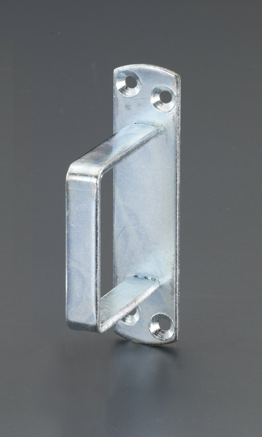 材質：スチール(ユニクロメッキ)貫抜部分板厚：4mm貫抜部分板幅：12.5mm座部分板厚：2.4mm座部分板幅：25mmAサイズ：103mmBサイズ：52mm取付穴径：4mm貫抜通角材などを通して簡易な錠とし、フックとして等様々な用途で使用...