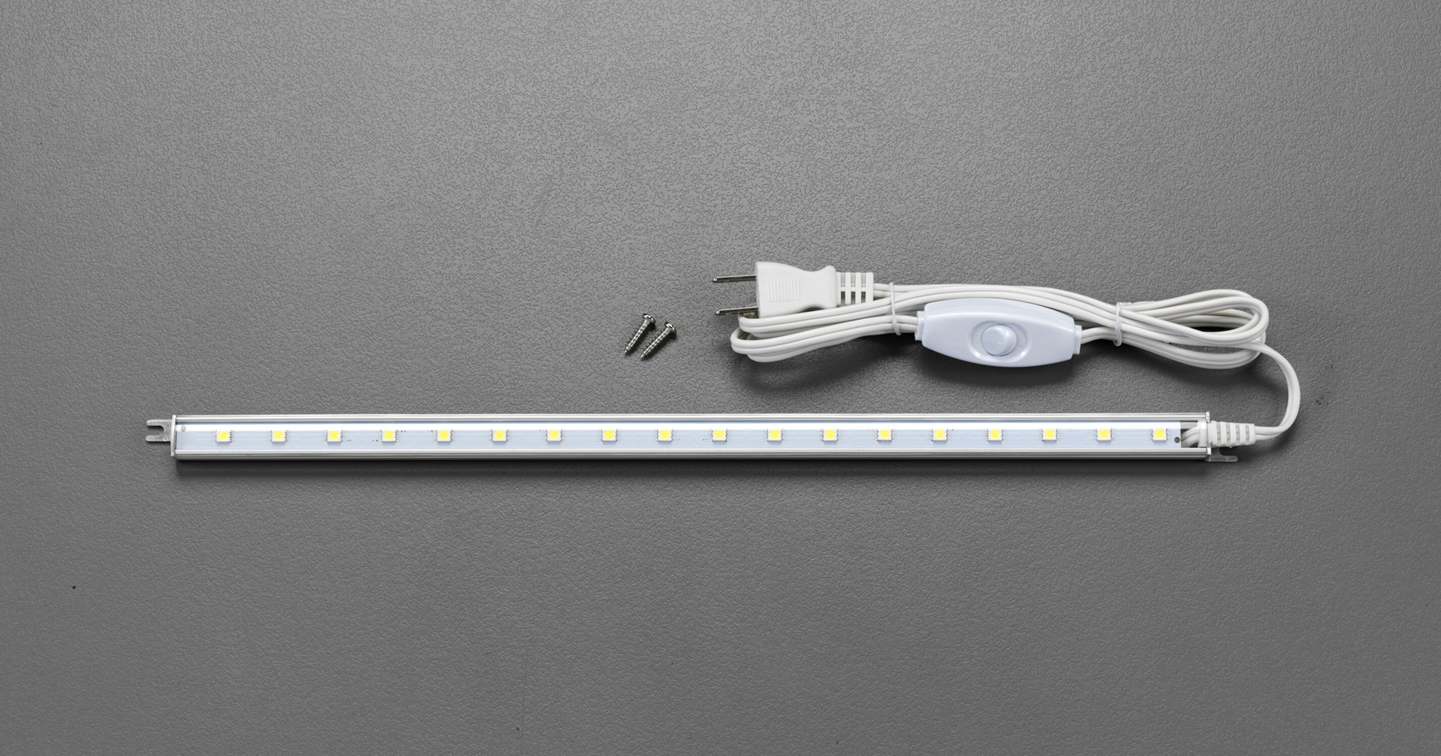 ●定格電圧…AC100V ●定格周波数…50/60Hz●消費電力…4.5W●寿命…20,000 時間（光束維持率70％）●全長…422mm●質量…165g●本体…ポリカーボ樹脂・アルミ●光源…白色LED18 灯●色温度…約6,000K（昼光...